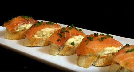 PRUEBA Delicioso pincho de salmón ahumado con surimi y langostinos